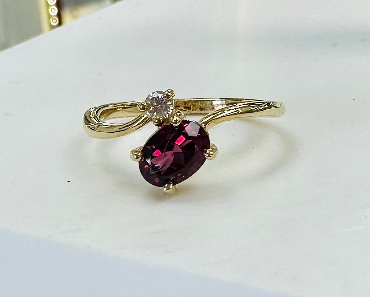 14K Yellow Gold Rhodolite Garnet 7x5 Natural Diamond Ring 0.05ct Regular